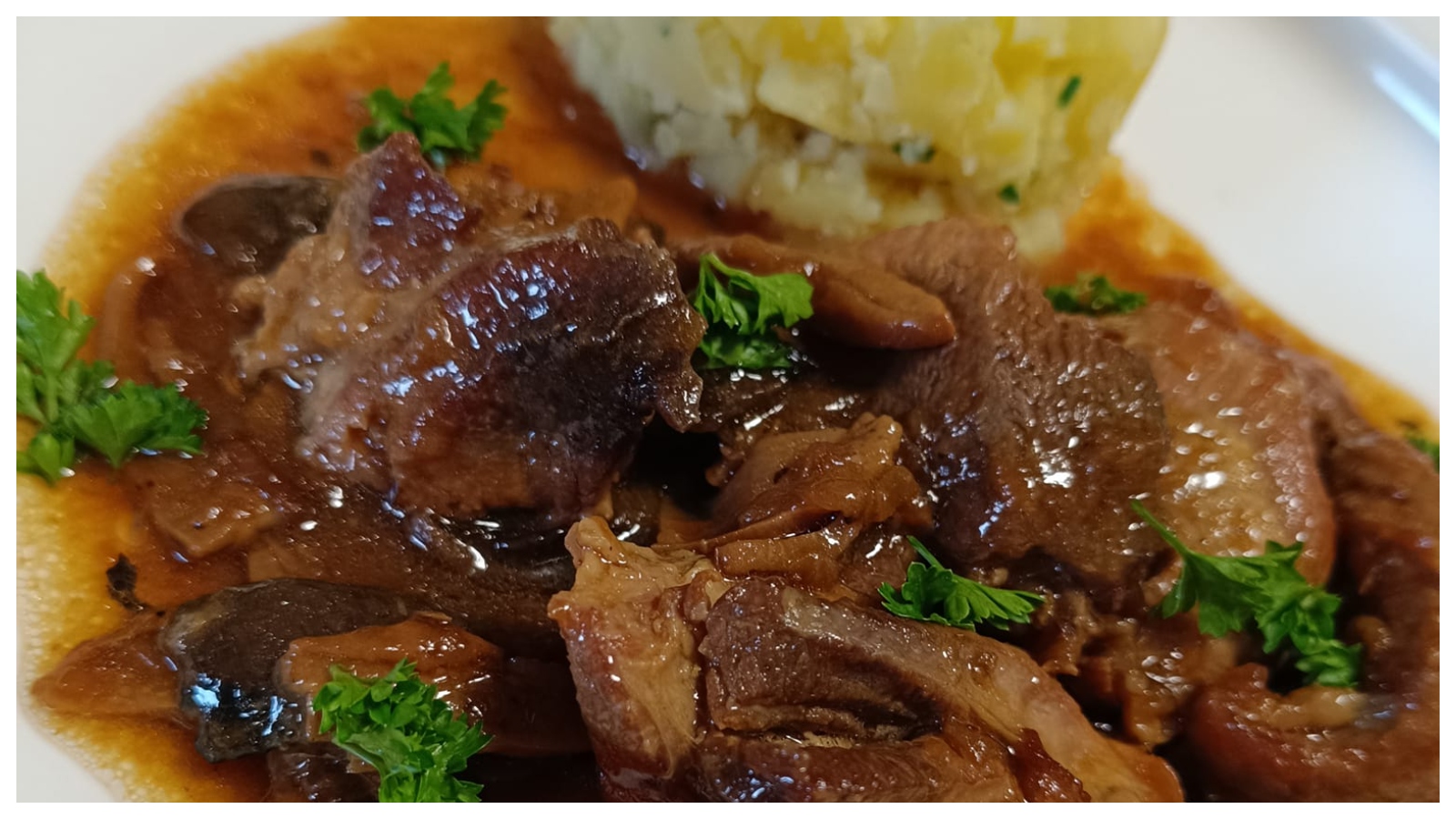 Vepřová plec na slanině a houbách: Recept na šťavnaté a voňavé pečené ...