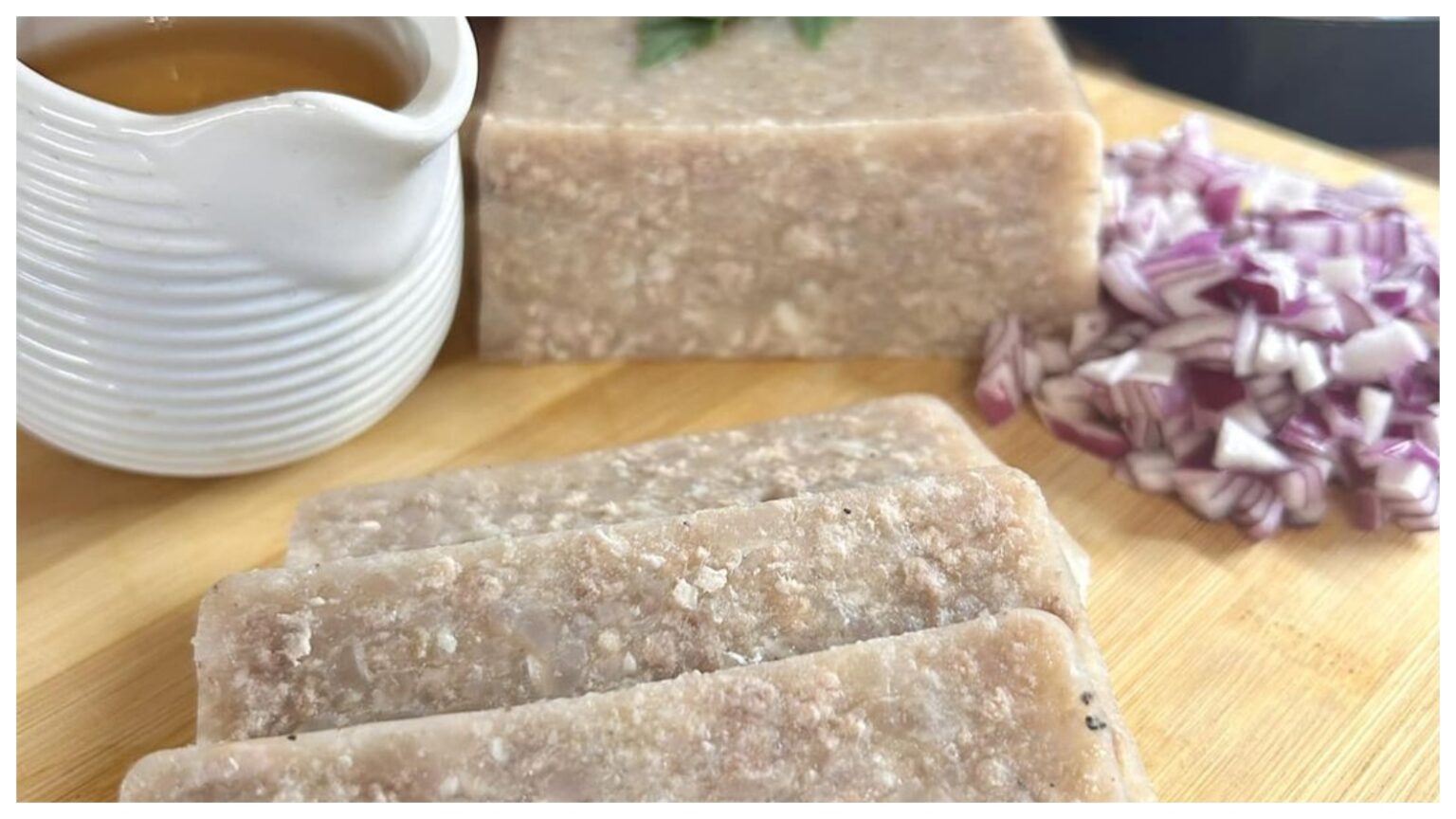 Recept na domácí sulc z vepřového kolena s cibulí a octem - Prima Inspirace