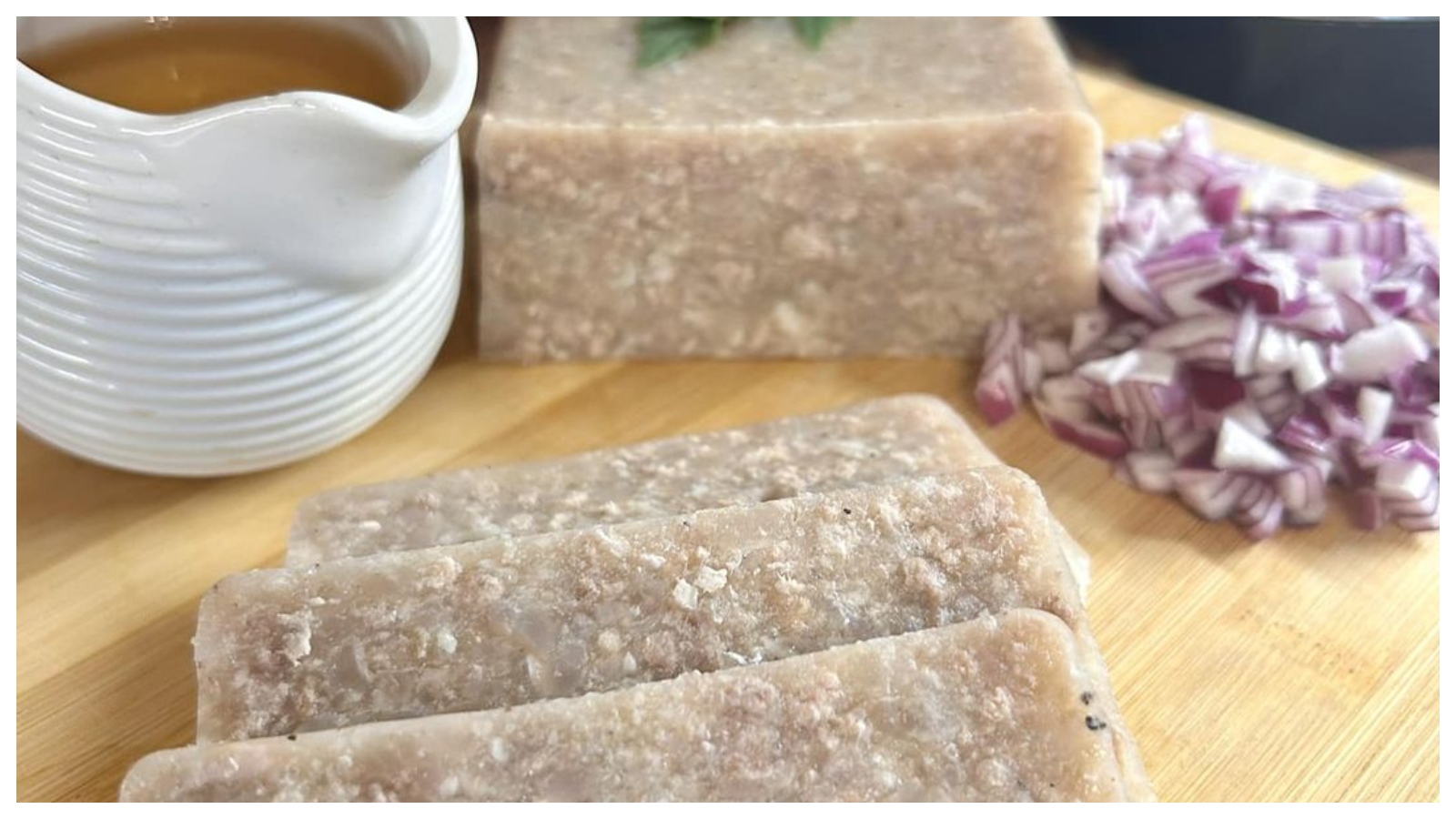 Recept na domácí sulc z vepřového kolena s cibulí a octem - Prima Inspirace