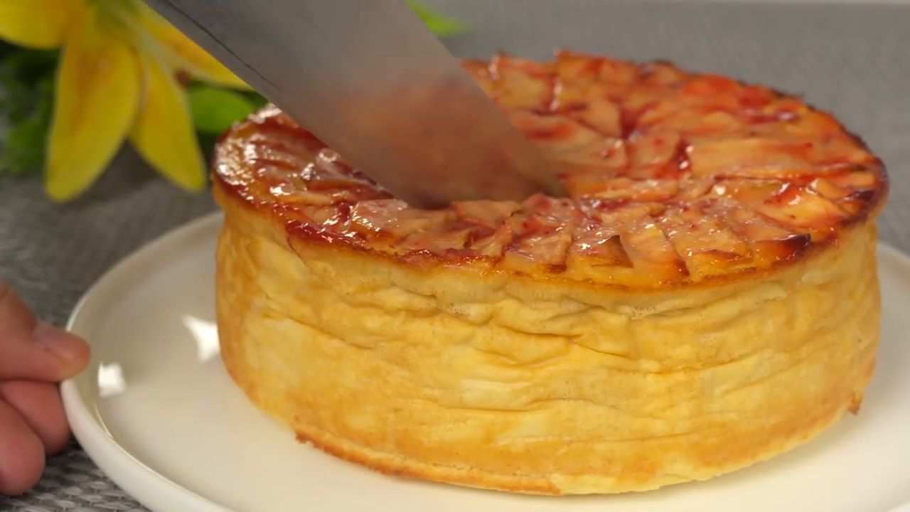 Zlatavý jablečný koláč z jemného těsta s bílým jogurtem a jahodovým džemem