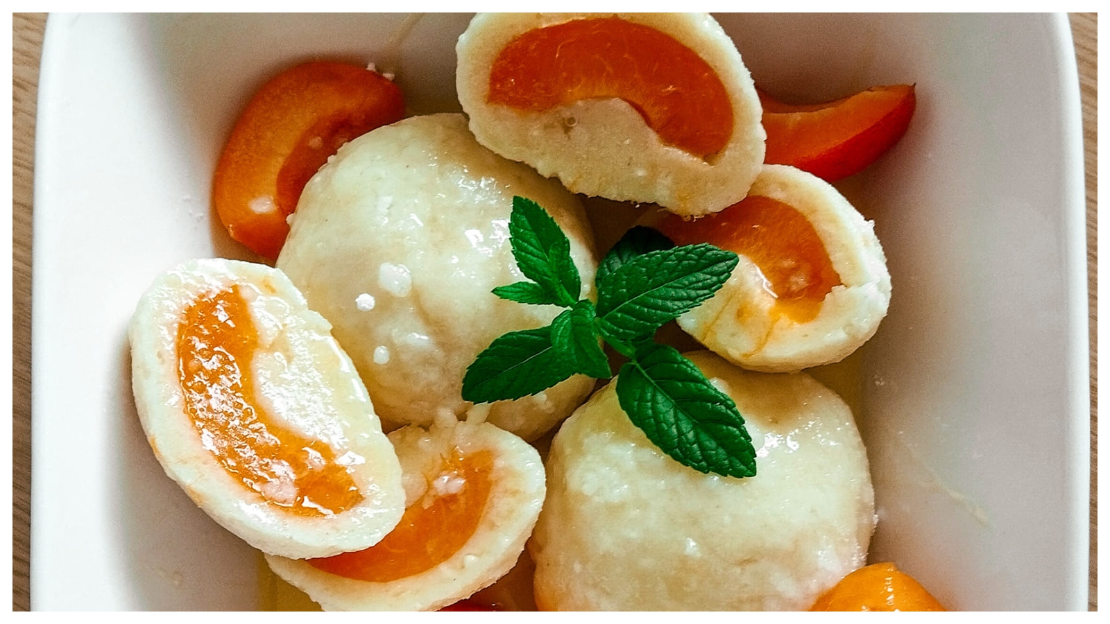 Ovocné knedlíky z tvarohového těsta plněné meruňkami - Prima Inspirace