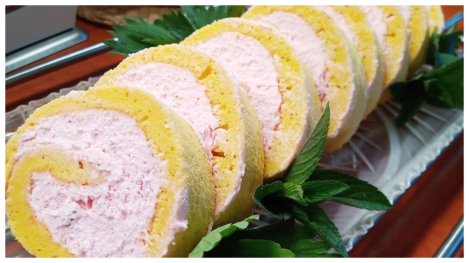 Luxusní piškotová roláda s jahodovo-smetanovou náplní - Prima Inspirace