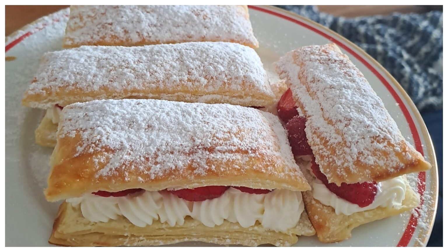 Lahodný dezert z listového těsta s krémem a jahodami - Prima Inspirace