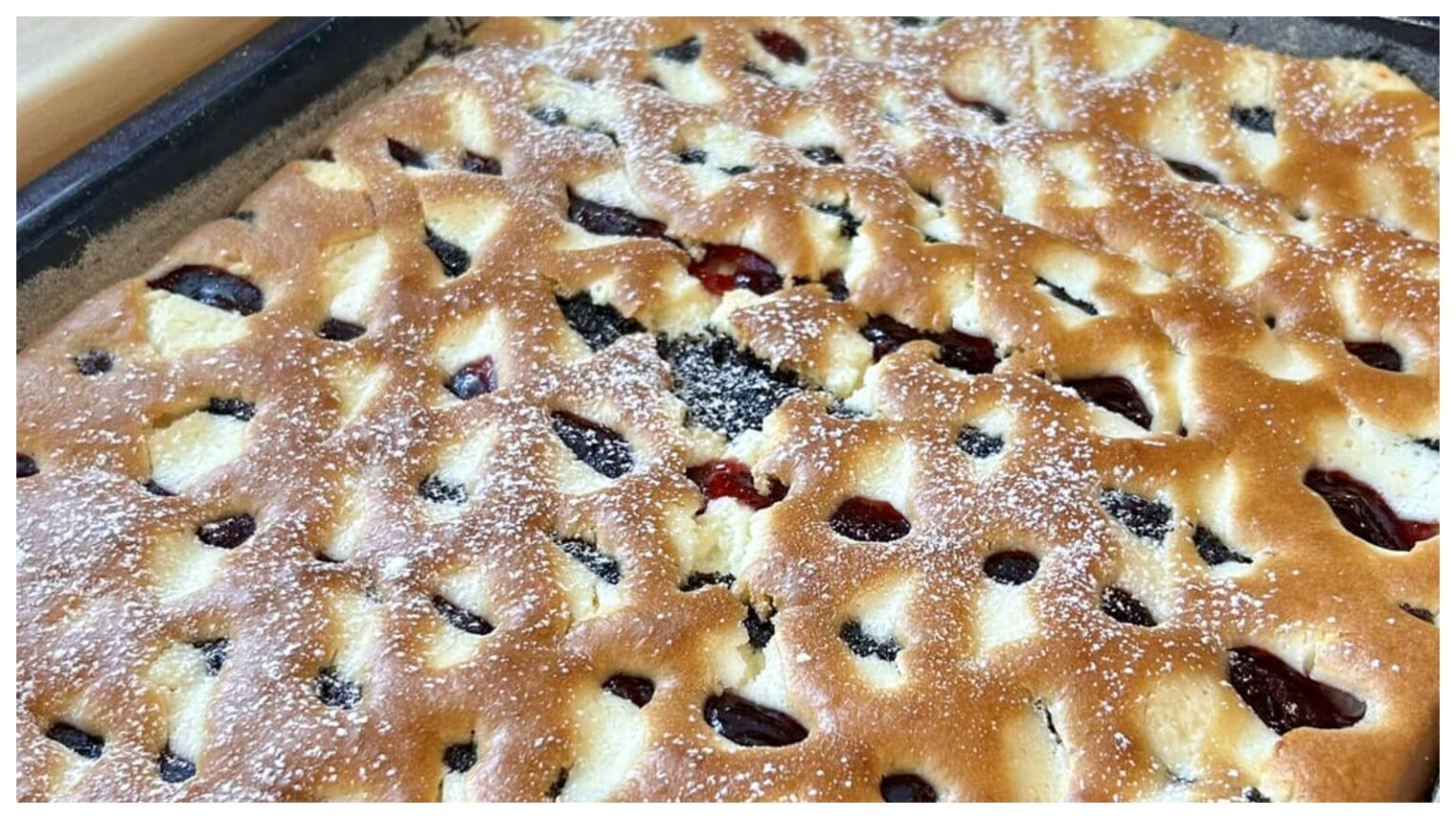 Dokonalá frgálová buchta na plech s vanilkovým pudinkem