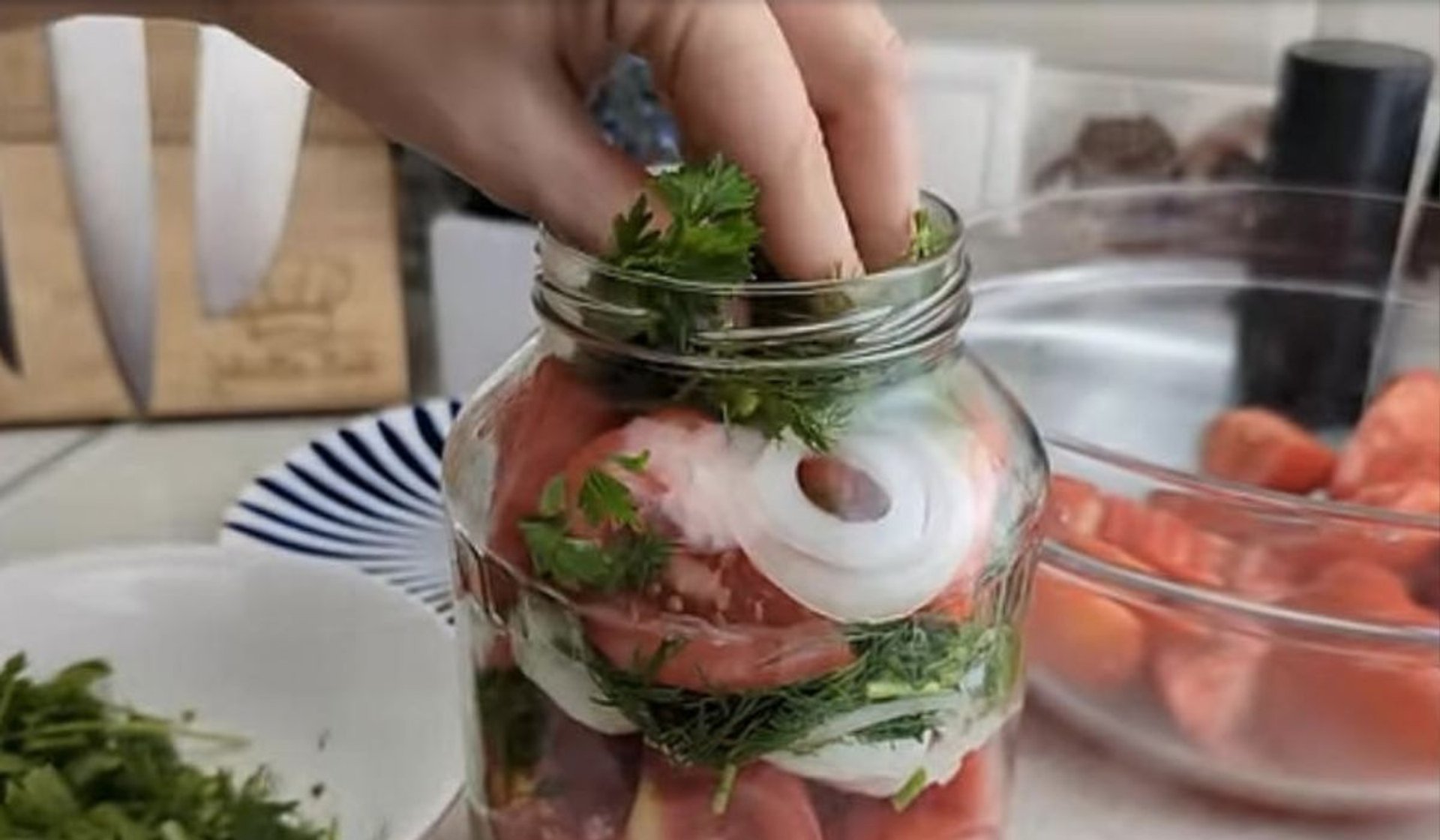 Nakládaná rajčata ve sklenici s bylinkami a cibulí, které vydrží až do ...