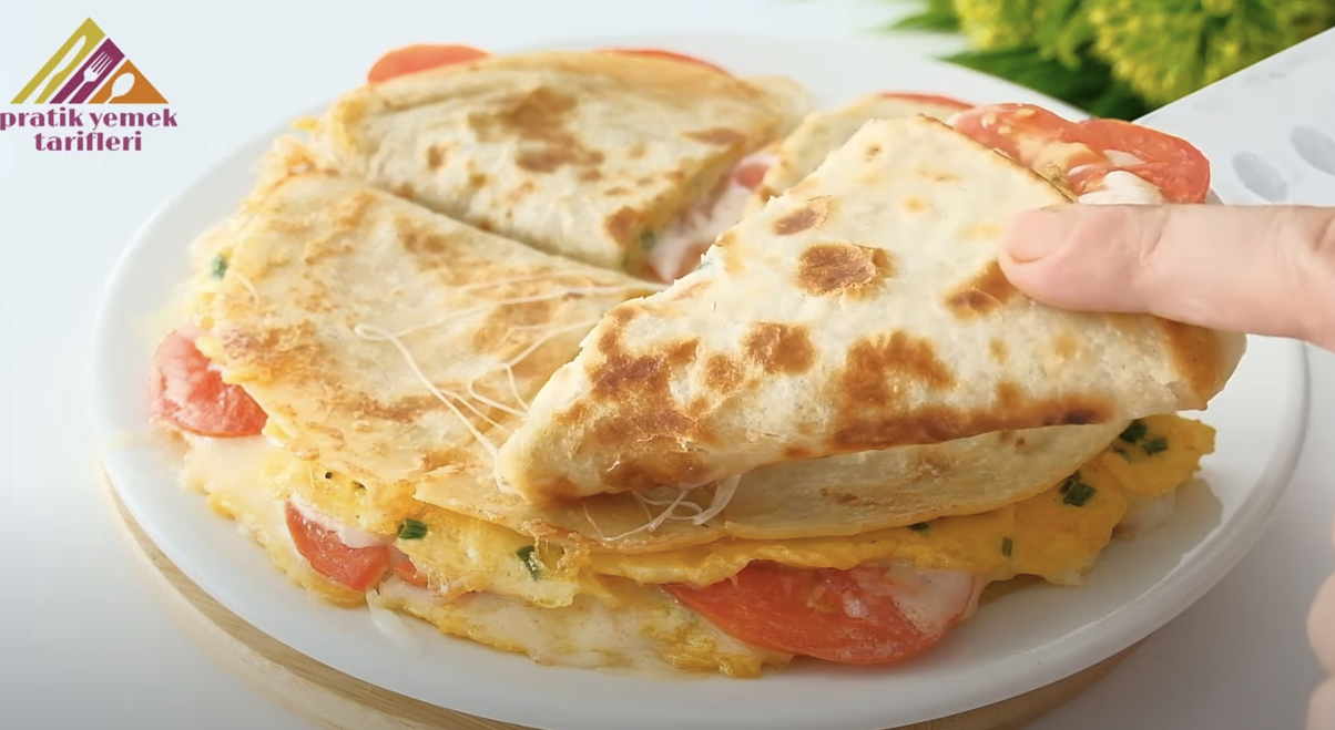 Rychlá a chutná snídaně: Tortilla plněná vejci, sýrem a rajčaty pro ...