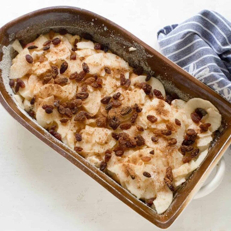 Tradiční česká žemlovka s jablky, rozinkami a voňavým máslem