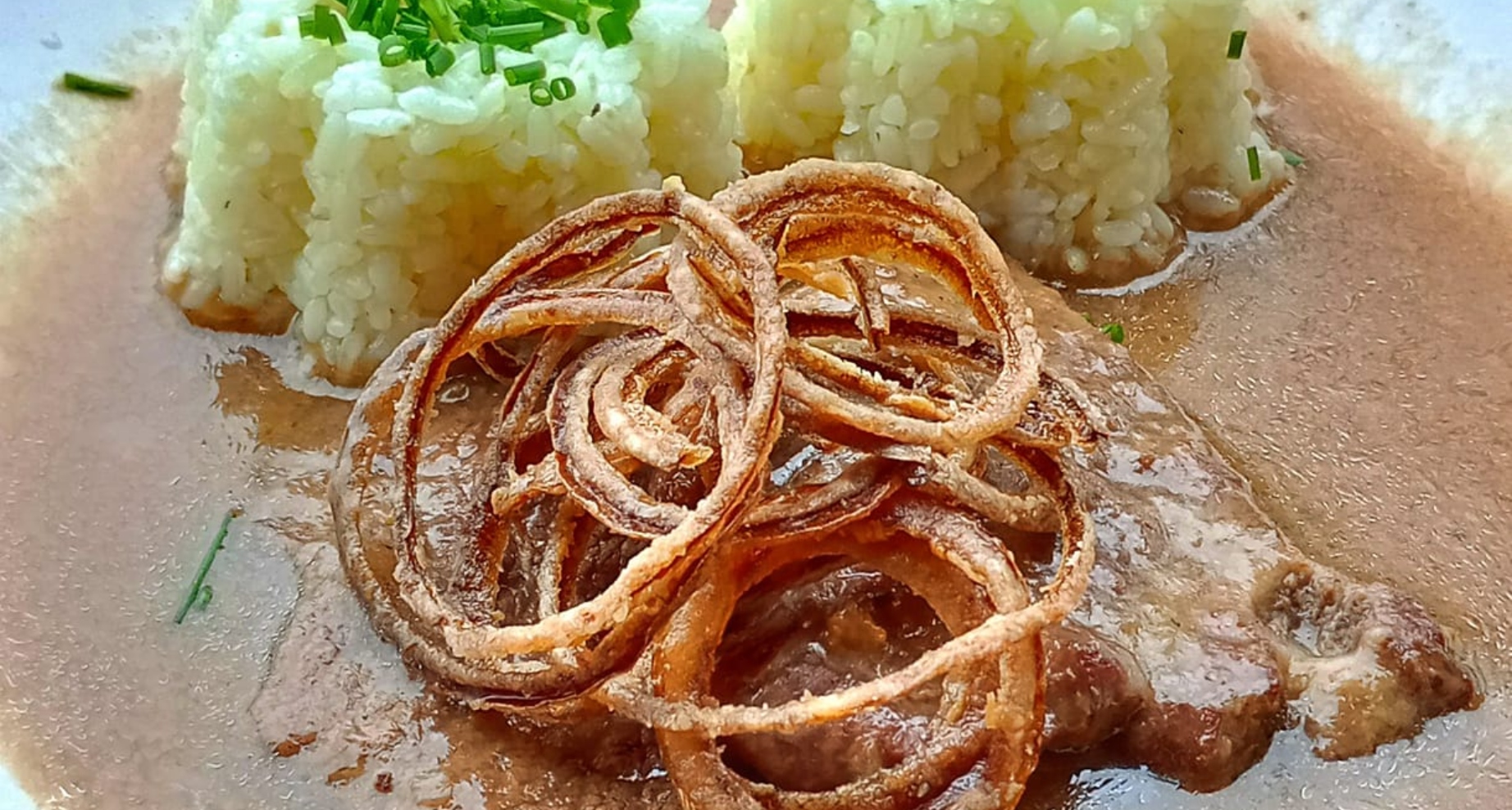 Vídeňská roštěnka s rýží: Klasika s bohatou omáčkou a křupavou cibulkou ...