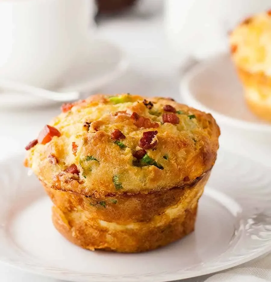 Nadýchané slané muffiny se slaninou a vejcem – dokonalá snídaně do ruky ...