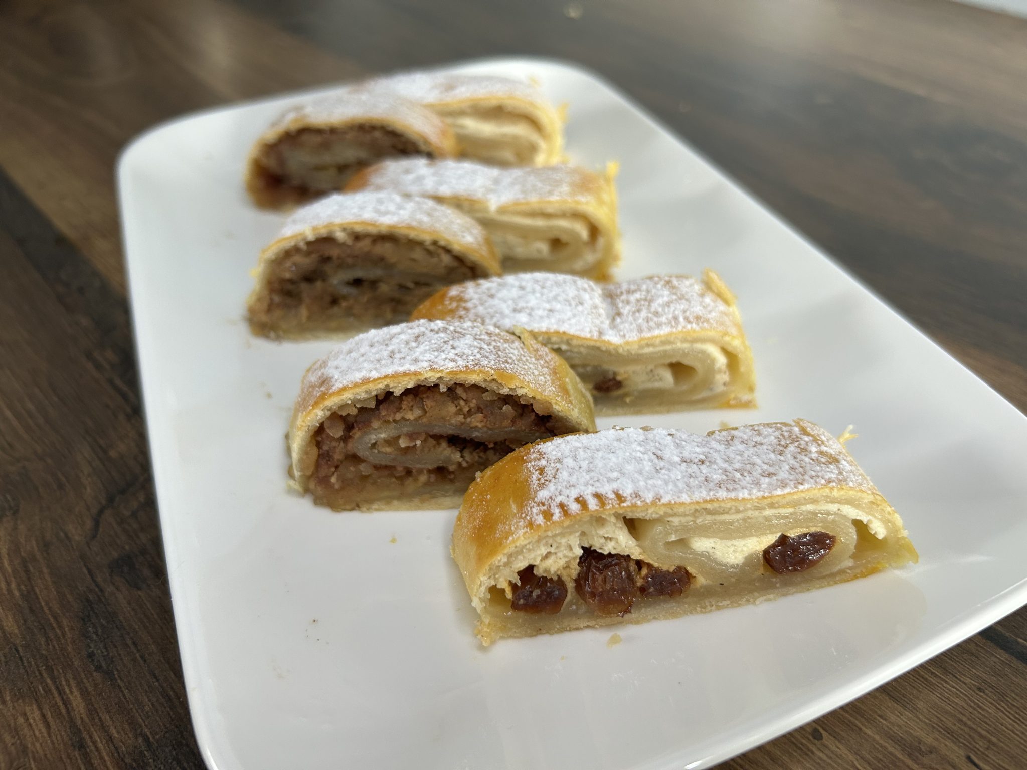 Domácí štrúdl ze zakysané smetany – jemné těsto a dvě náplně bez kynutí ...