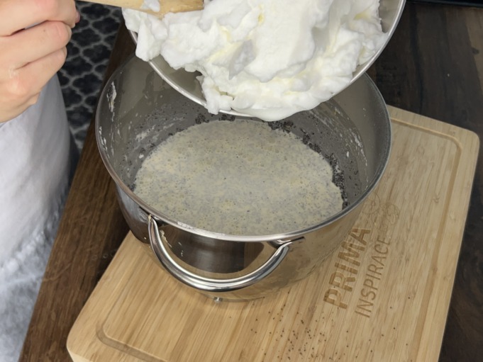 Makový koláč se třemi vrstvami: Jednoduchý recept na vláčný a krémový ...