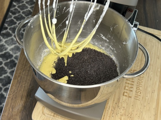 Makový koláč se třemi vrstvami: Jednoduchý recept na vláčný a krémový ...