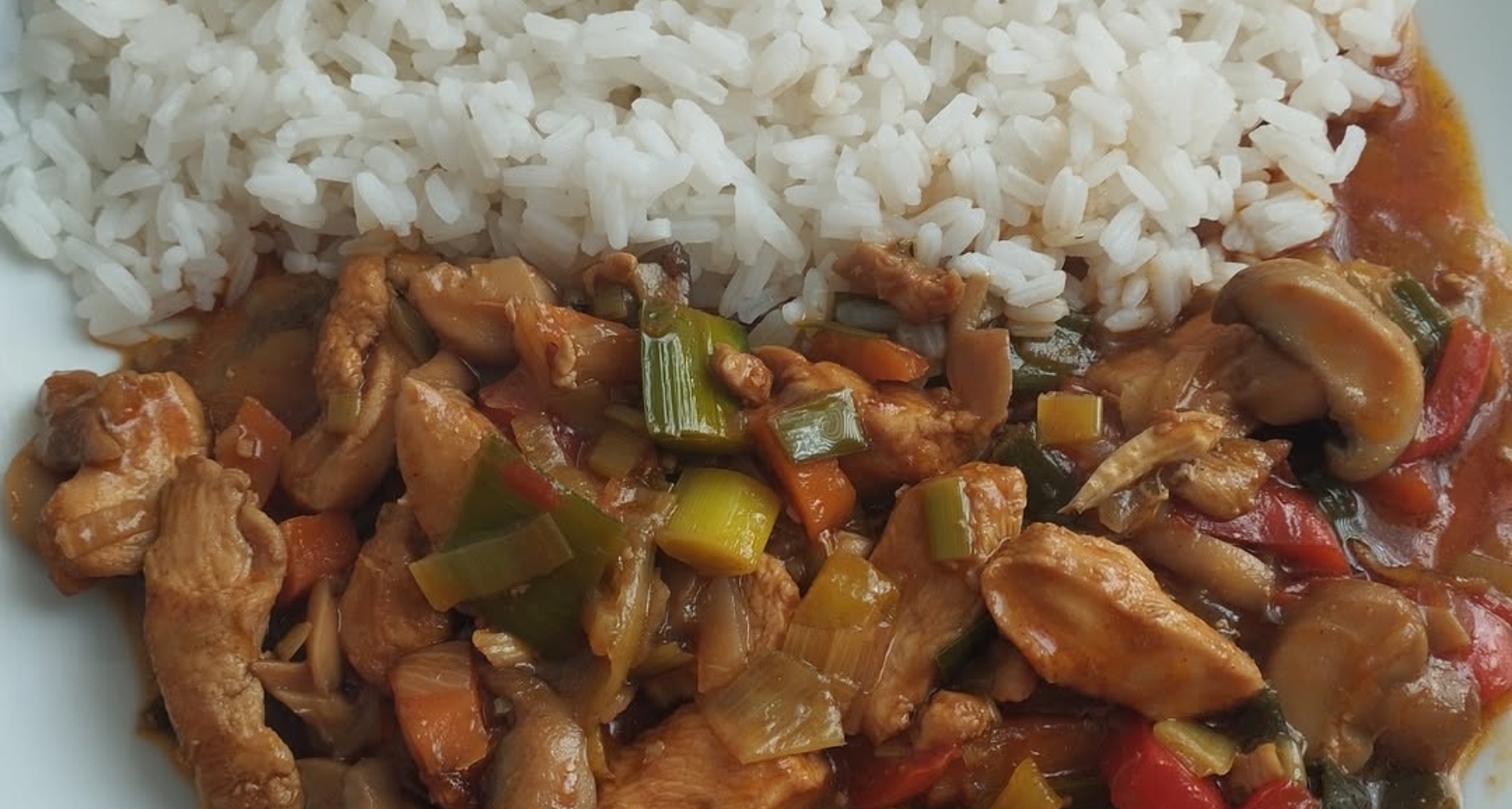 Kuřecí směs s rýží z jedné pánve: Rychlý a chutný recept na večeři