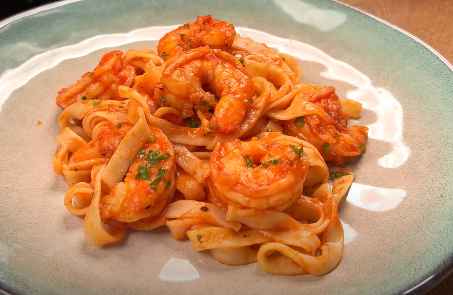 Připravte si tyto vynikající těstoviny na rajčatech s krevetami!