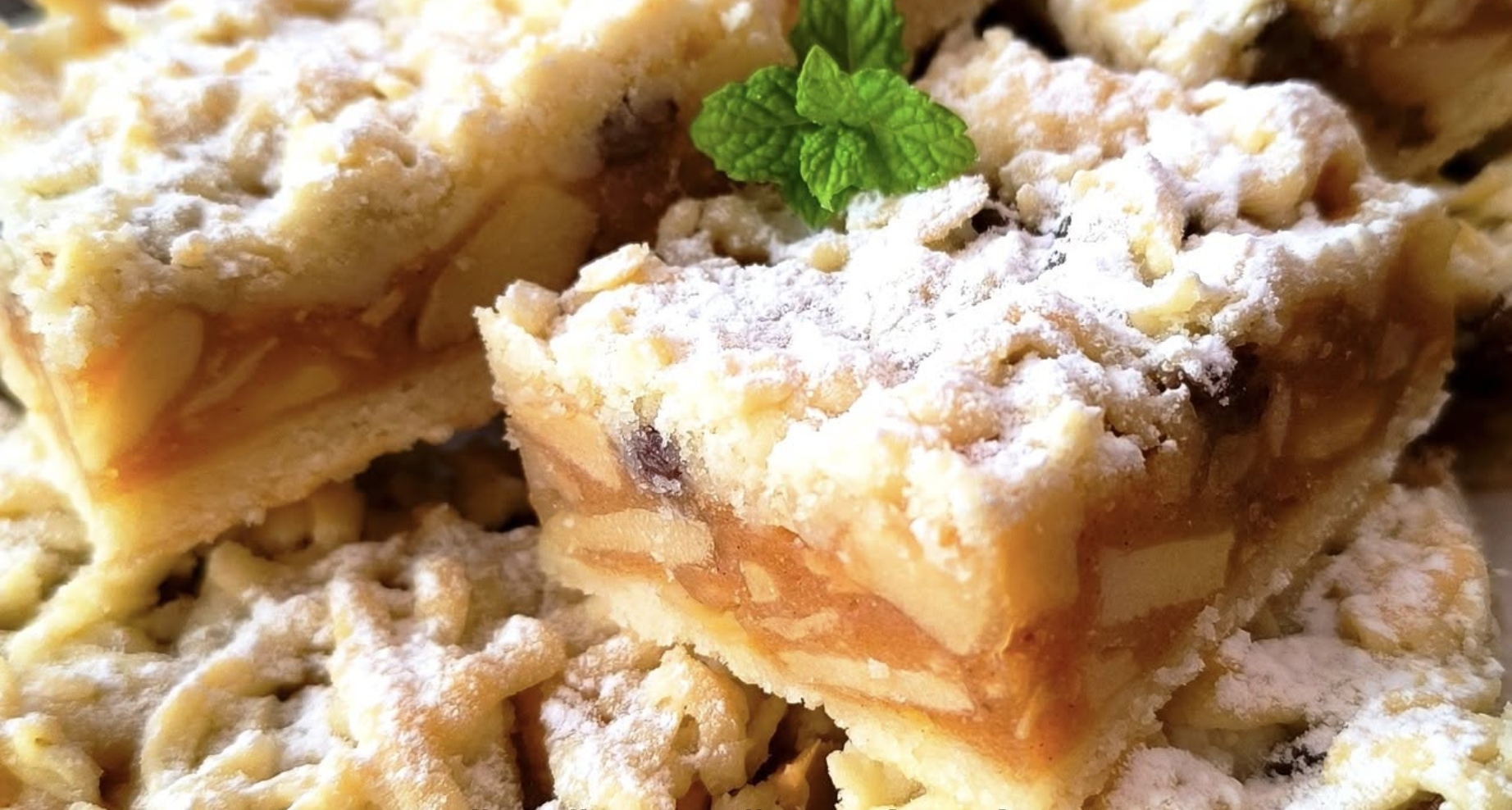 Jablkový koláč: šťavnatá náplň, křehké těsto a vůně skořice z jednoho ...