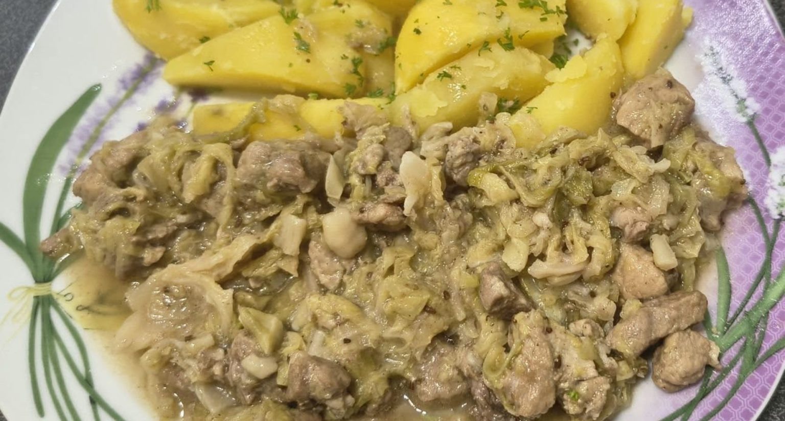 Šťavnaté vepřové na kapustě s brambory: Recept jako od babičky - Prima ...